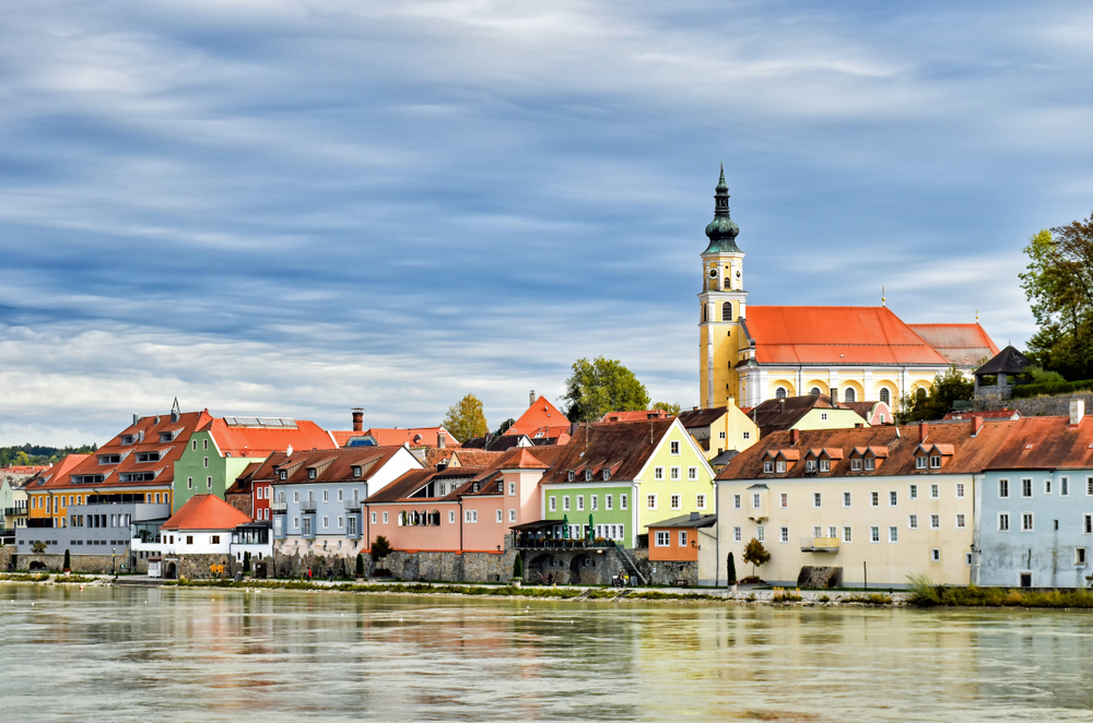 Austria sober and austere? This colorful village will completely change ...